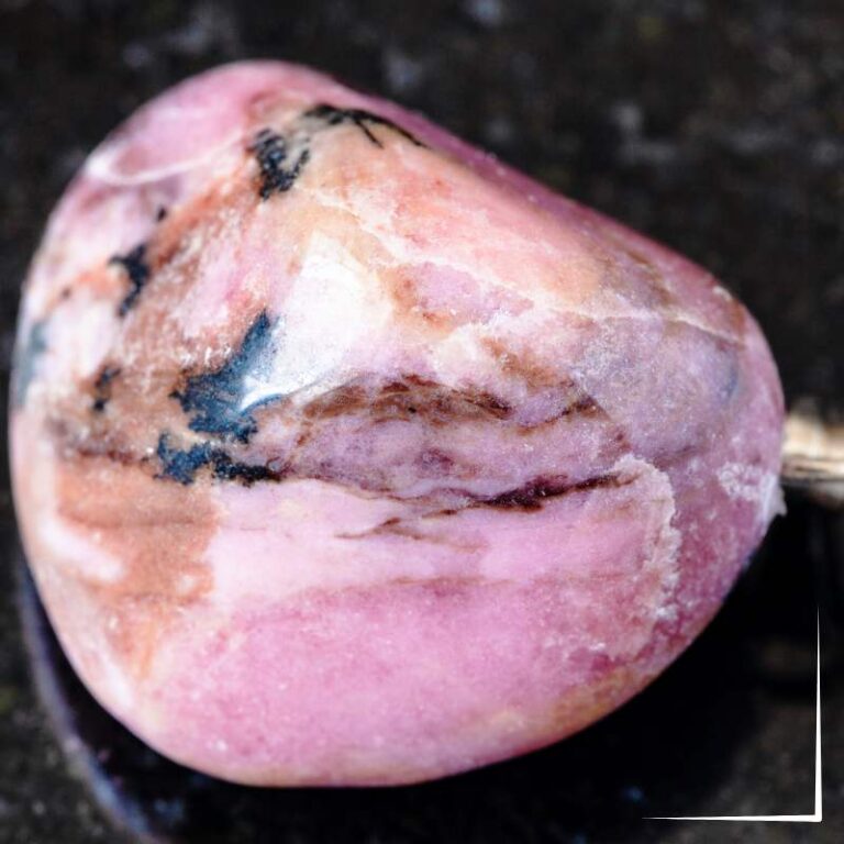 Rodonit - odkryj właściwości różowego kamienia - Krauza Design